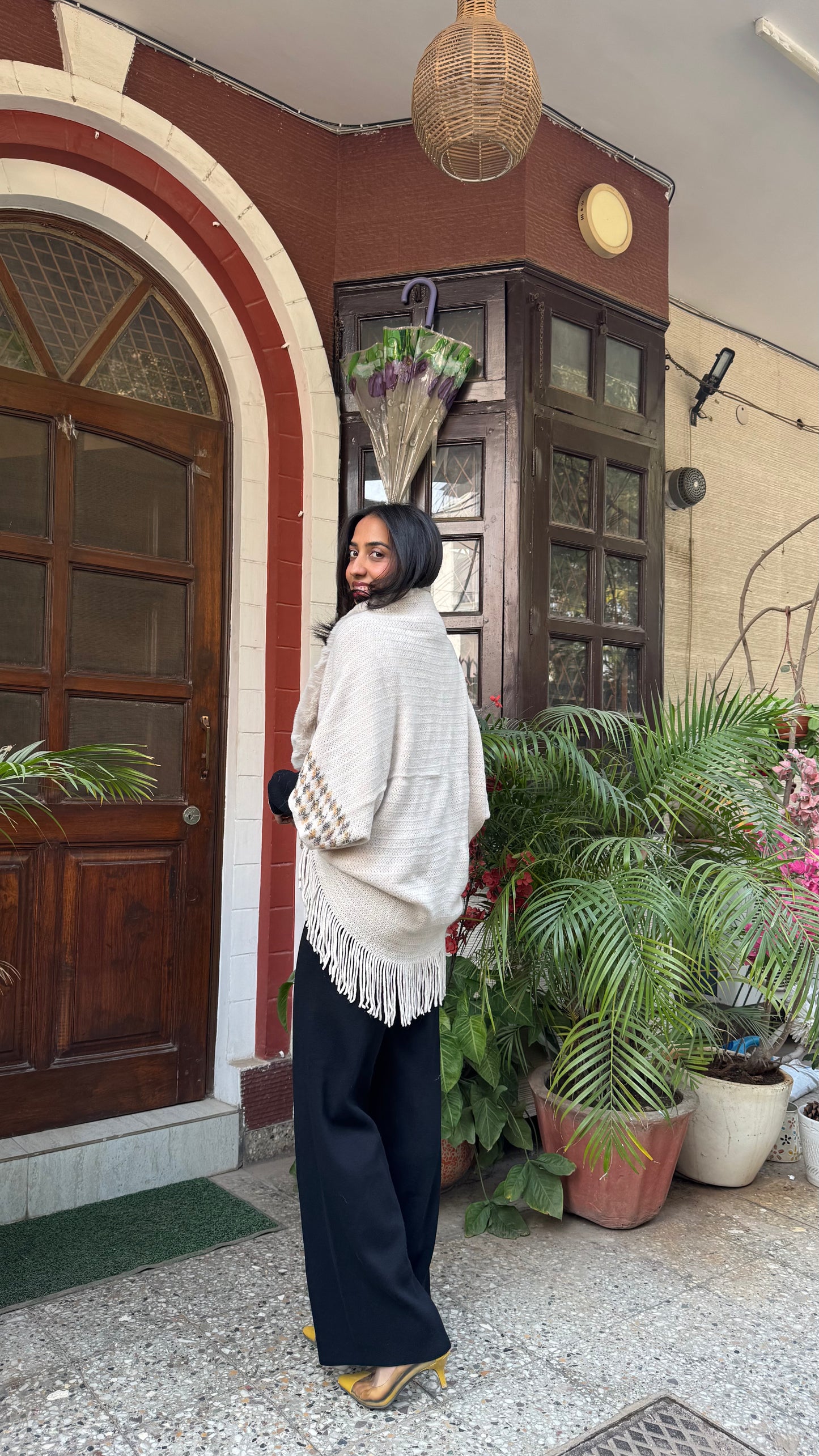 Houndstooth Fur Shrug - White (Free Size) – The Wink Label